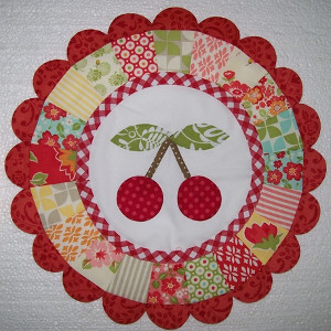 Scalloped Dresden Table Topper | FaveQuilts.com