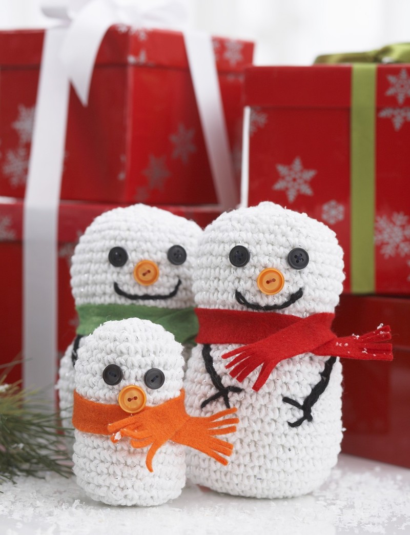 Crochet Snowman Family | FaveCrafts.com