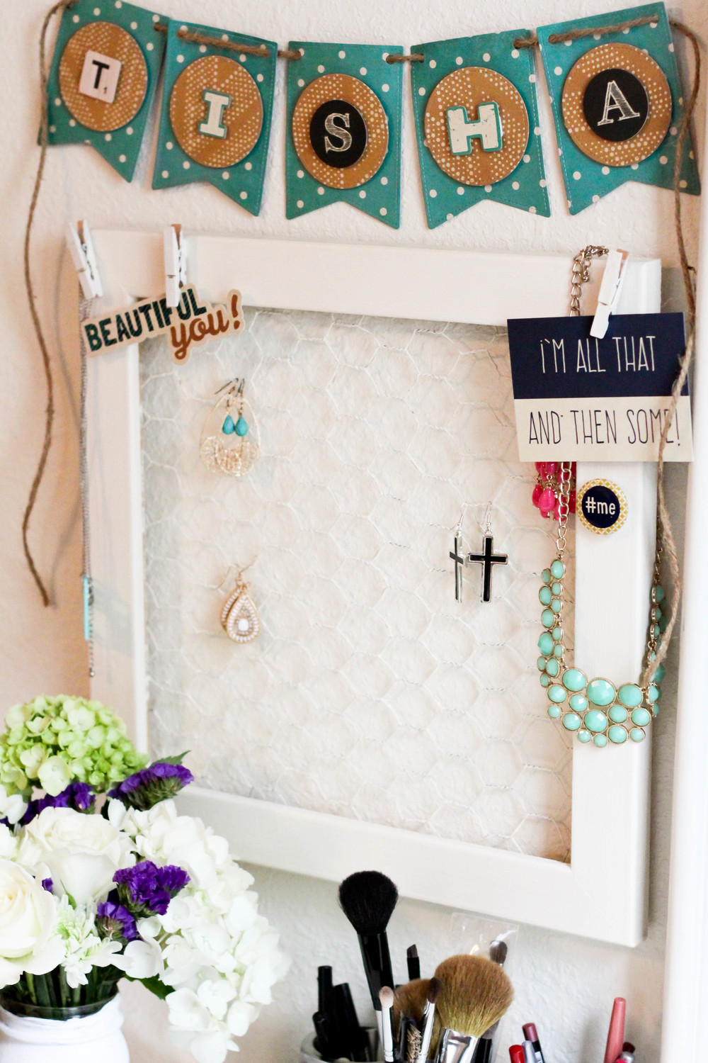 DIY Chicken Wire Frame | FaveCrafts.com