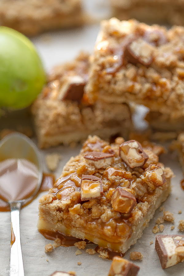 Best Snickers Caramel Apple Pie Bars | RecipeLion.com