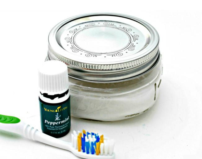 Peppermint Natural Whitening Toothpaste | DIYIdeaCenter.com