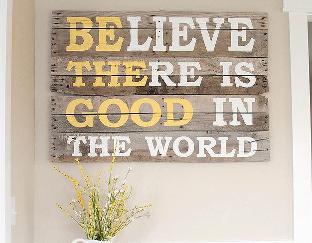 Rustic Pallet Wood Sign | AllFreeHolidayCrafts.com
