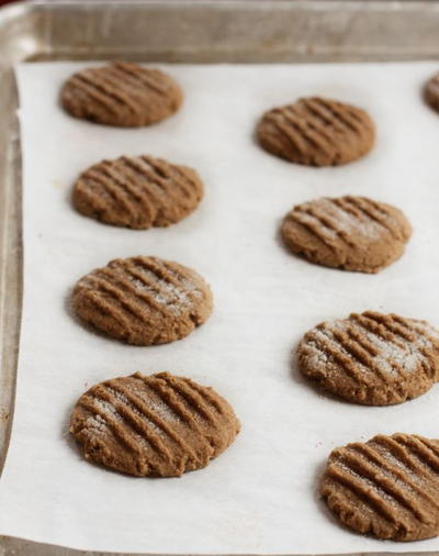 Light and Chewy Molasses Cookies | FaveSouthernRecipes.com