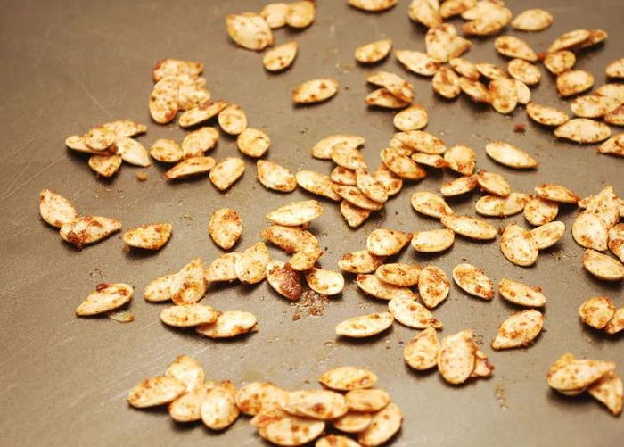 How to Roast Pumpkin Seeds at Home | RecipeLion.com