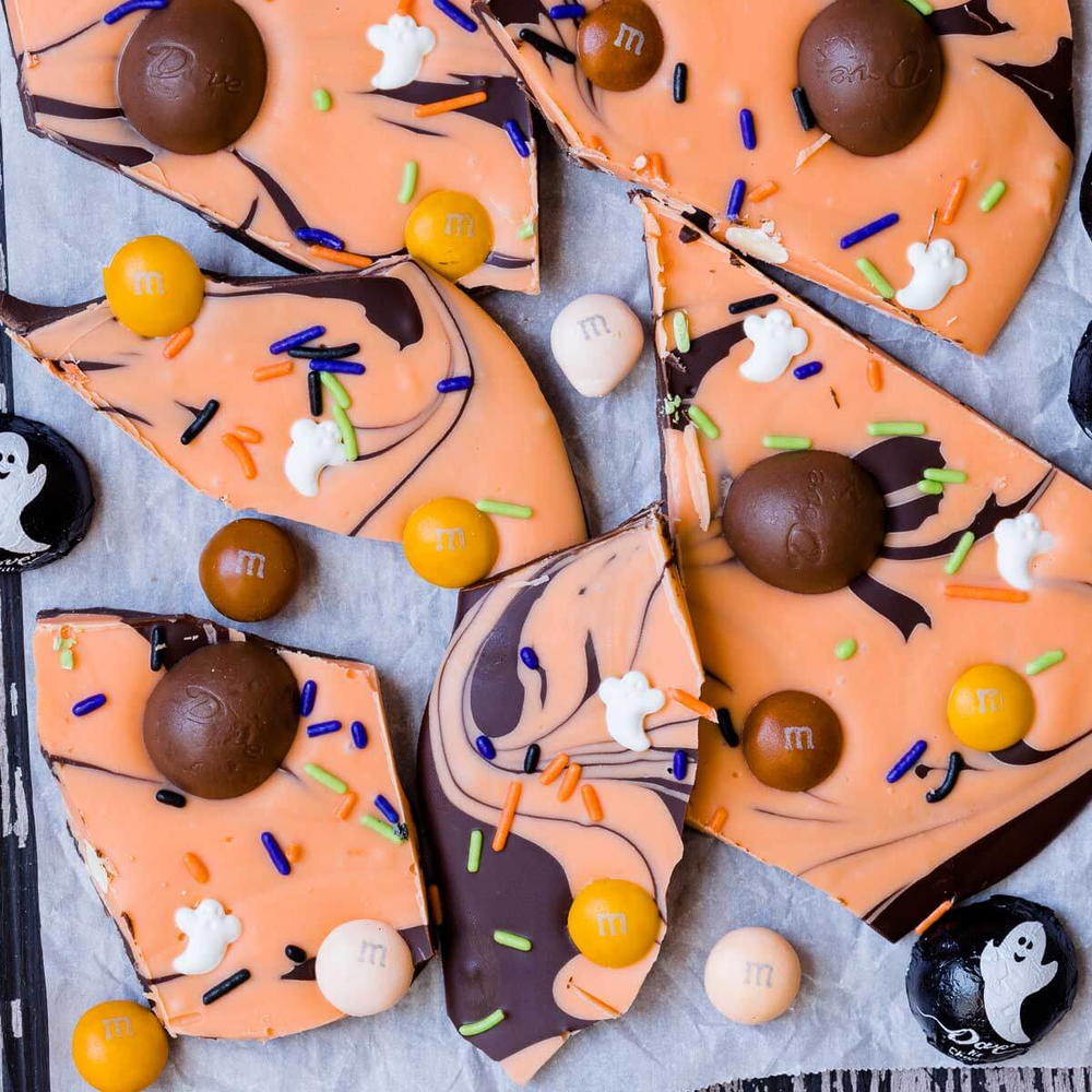 Halloween Candy Bark | RecipeLion.com