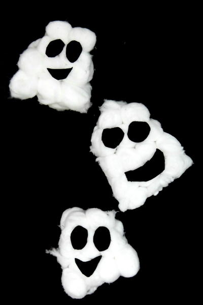 Fluffy Halloween Ghosts DIY Decor | DIYIdeaCenter.com