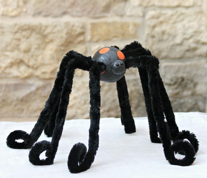 Giant Spider Decor | FaveCrafts.com