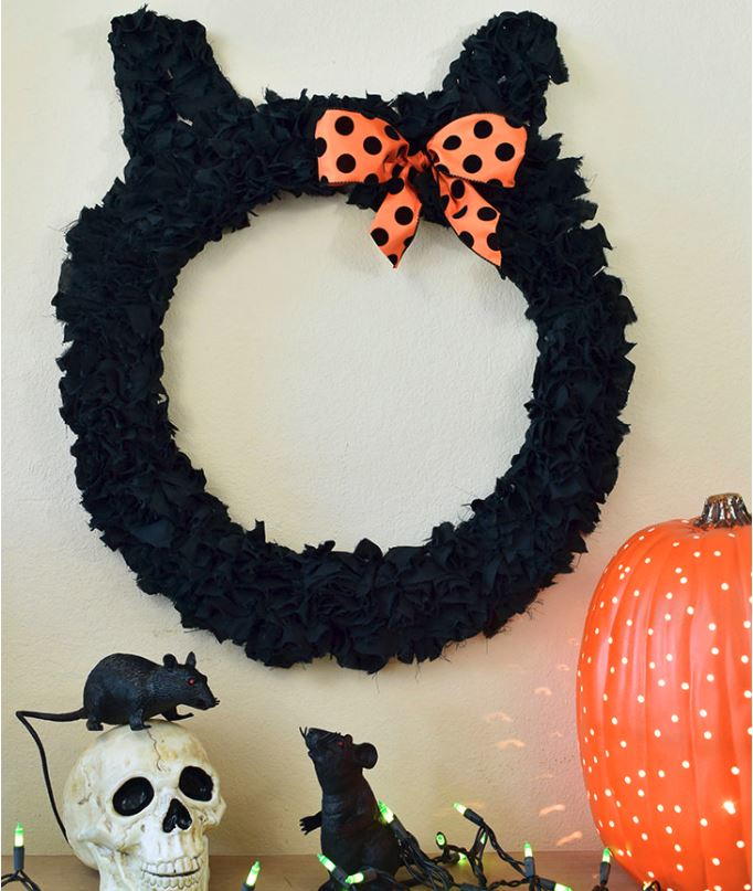 Black Cat DIY Fall Wreath | DIYIdeaCenter.com