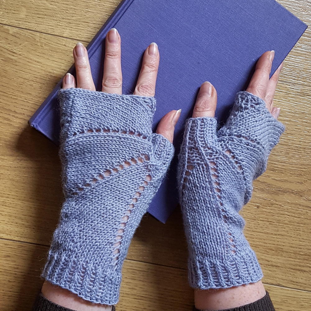 Bat Mitts | AllFreeKnitting.com