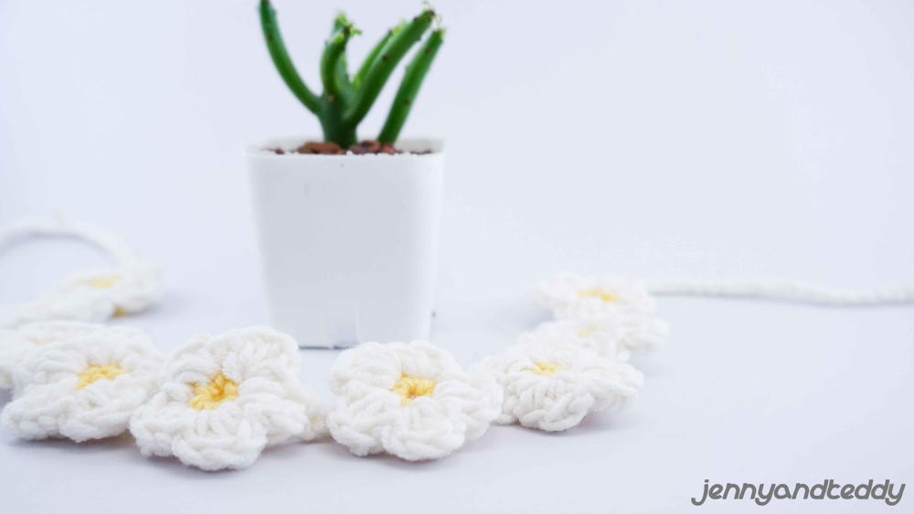 5 Mintues Teeny Tiny Daisy Crochet Flower | FaveCrafts.com