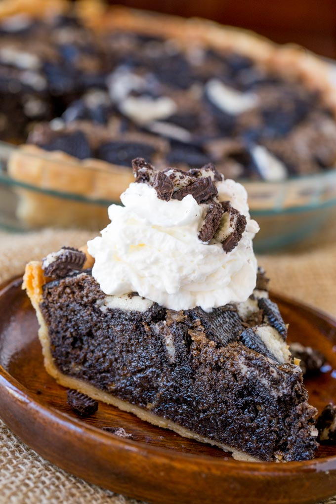 Oreo Chunk Cookie Pie | AllFreeCasseroleRecipes.com
