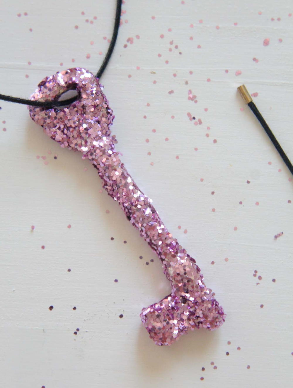 Glitter Key DIY Necklace | DIYIdeaCenter.com