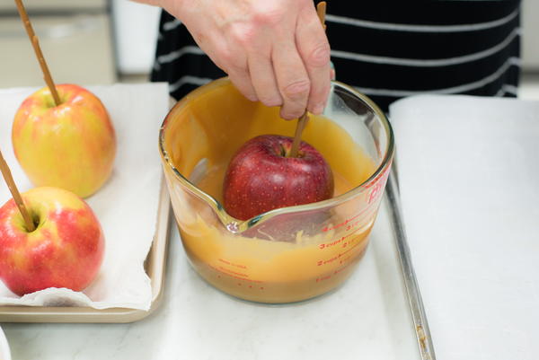 How to Make Caramel Apples | RecipeLion.com