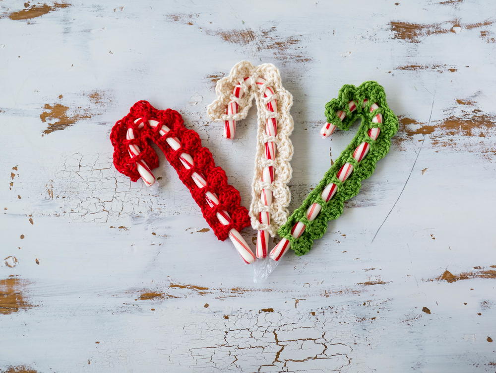 Christmas Candy Cane Cover | AllFreeCrochet.com