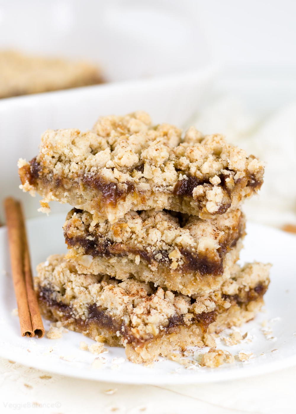Chewy Apple Oatmeal Bars | TheBestDessertRecipes.com