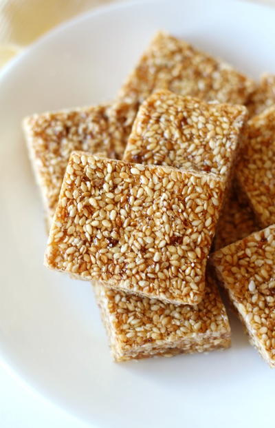 3-Ingredient Sesame Seed Crunch Candy (Gluten-Free ...