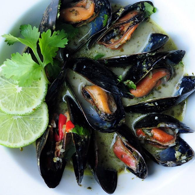 Thai-Style Steamed Mussels | RecipeLion.com