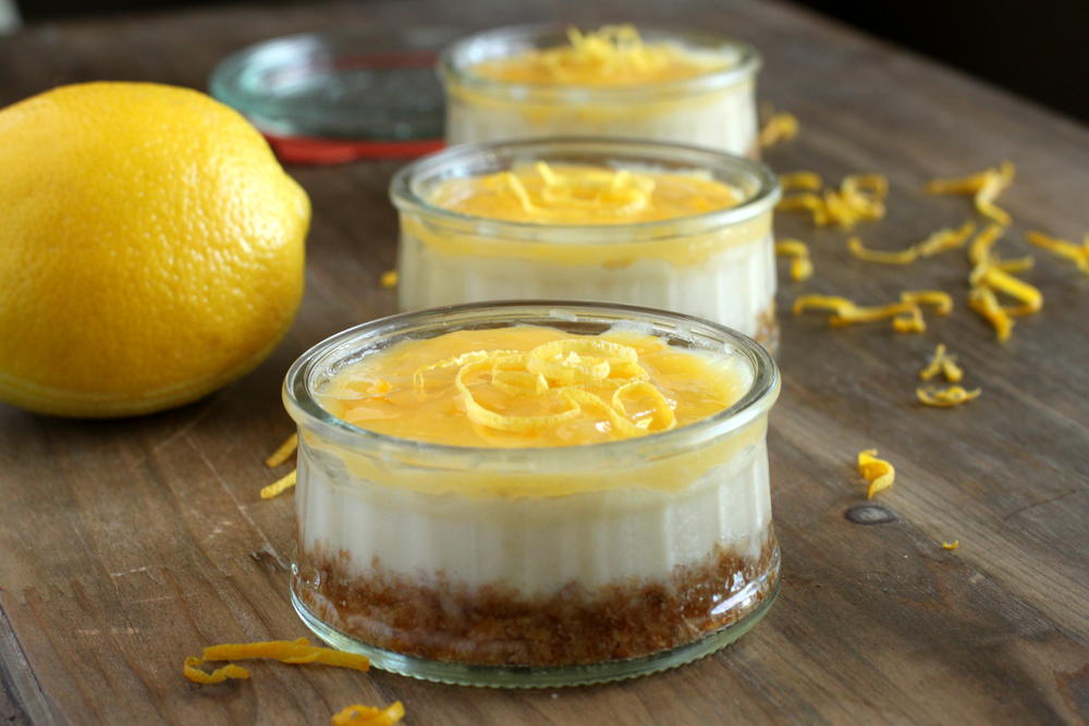 Mini Lemon Cheesecakes with Extra Lemon Curd | RecipeLion.com