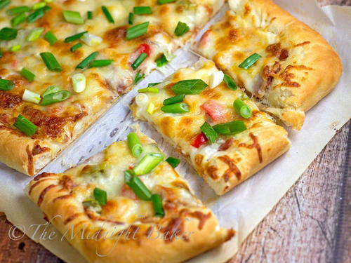 Homemade Cheesy Bacon Ranch Pizza | RecipeLion.com