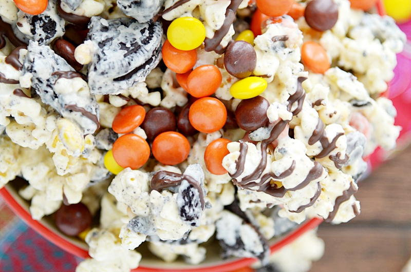 Oreo Peanut Butter Popcorn | RecipeLion.com