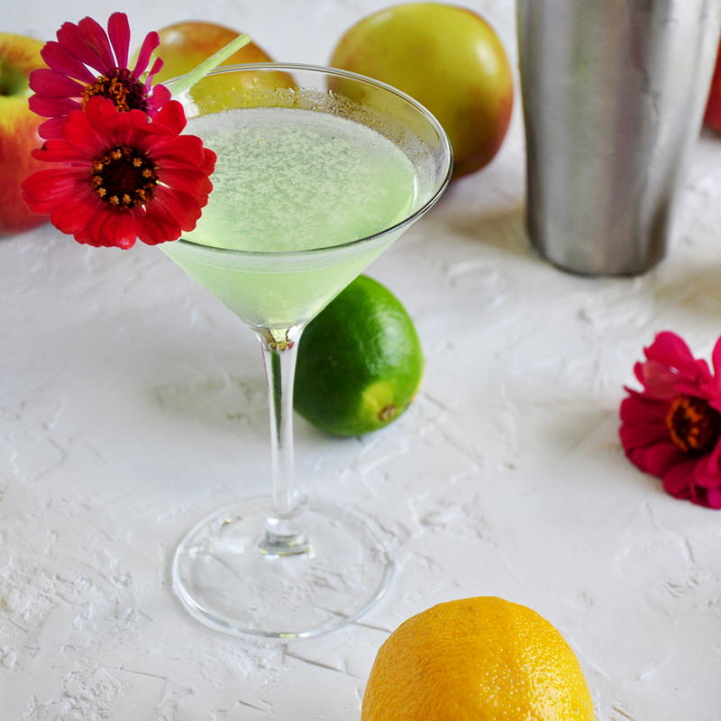 Easy Appletini Cocktail | RecipeLion.com