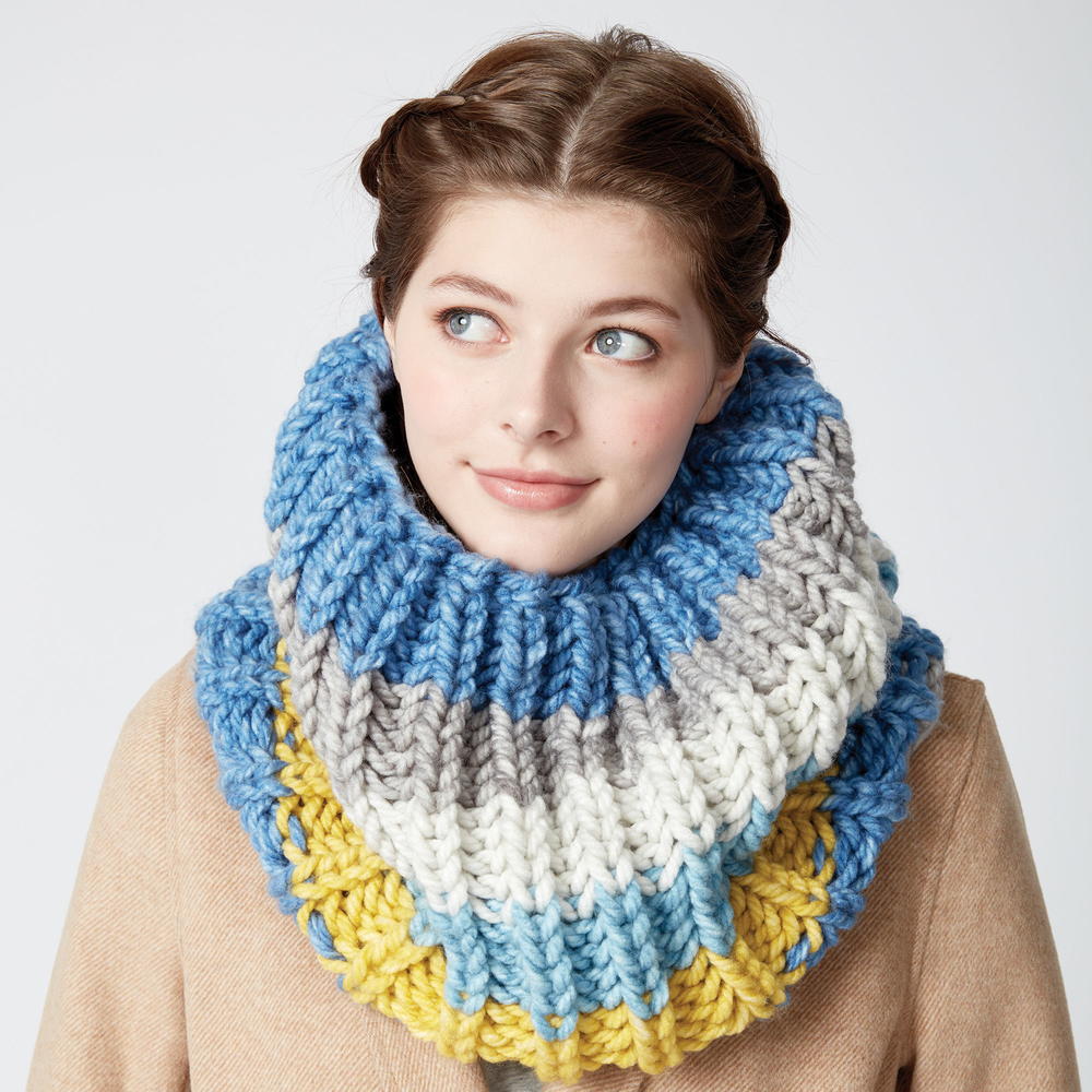 Shake it Off Knit Cowl Pattern | AllFreeKnitting.com