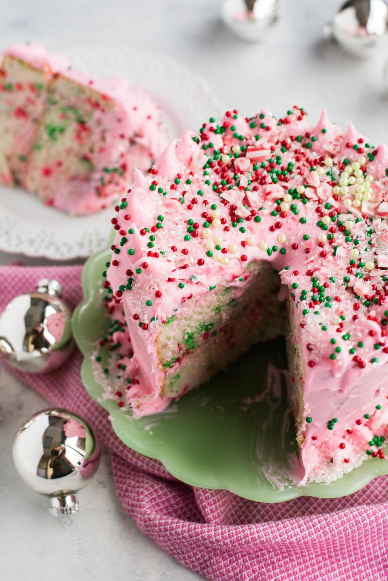 Christmas Funfetti Cake Recipe | RecipeLion.com