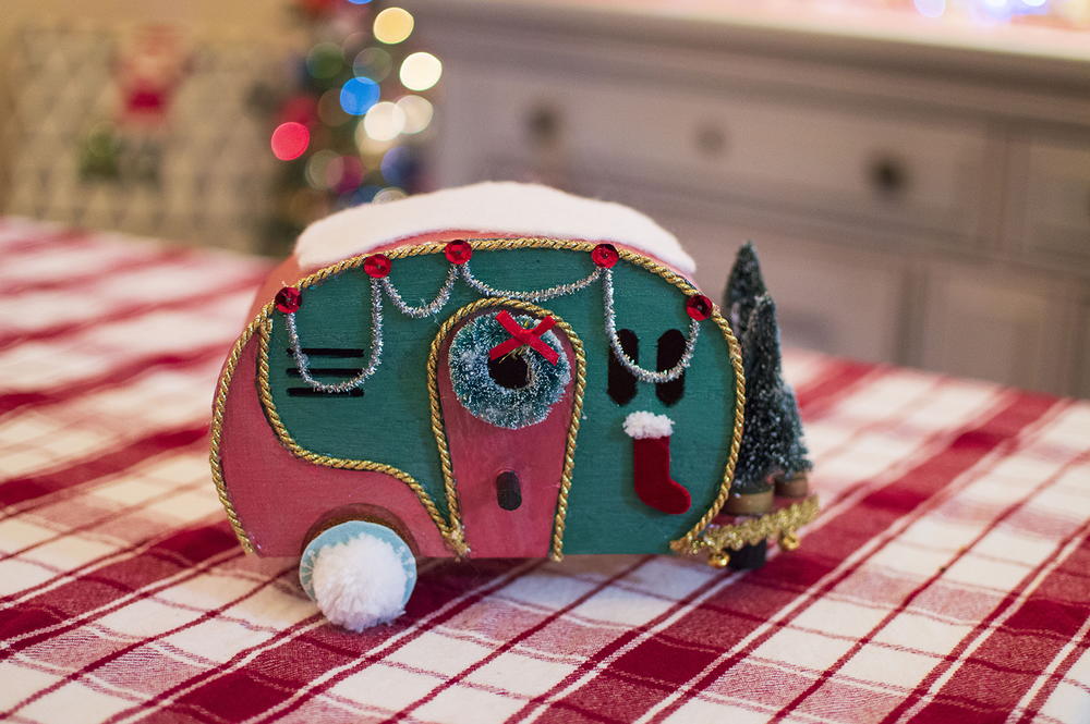 Retro Holiday Decor: Easy Christmas Camper | AllFreeHolidayCrafts.com