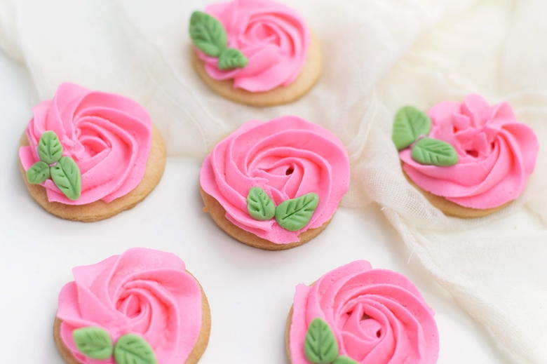 Decorated Rose Cookies | RecipeLion.com
