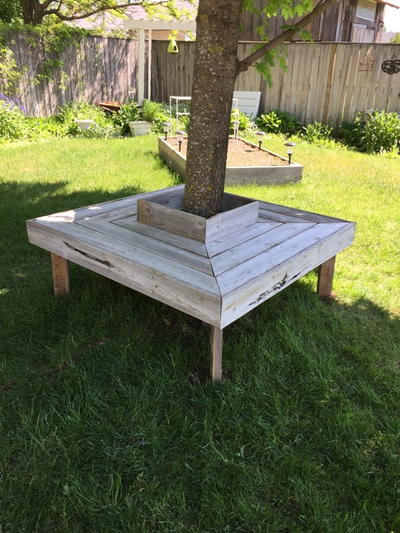 Tree Bench Made With Reclaimed Wood | DIYIdeaCenter.com