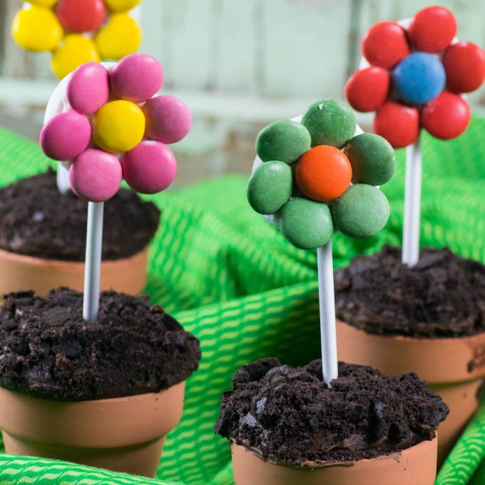 Flower Pot Cupcakes | RecipeLion.com