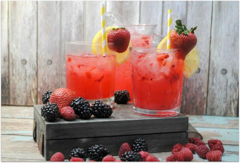 Refreshing Triple Berry Lemonade | RecipeLion.com