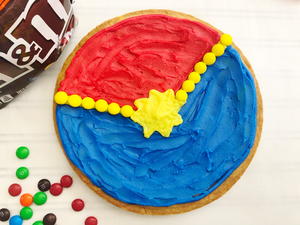 Captain Marvel Cookie Pizza | RecipeLion.com