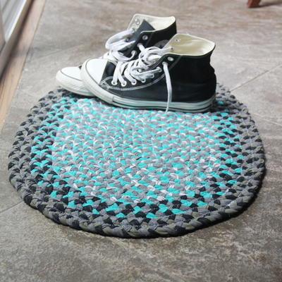 Braided T-Shirt Rug Tutorial | DIYIdeaCenter.com