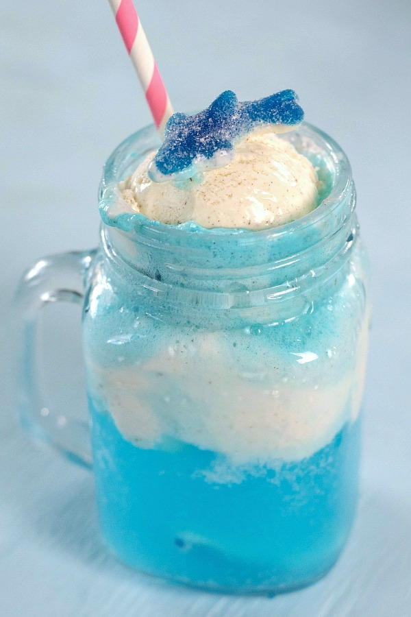 3 Ingredient Berry Float | TheBestDessertRecipes.com