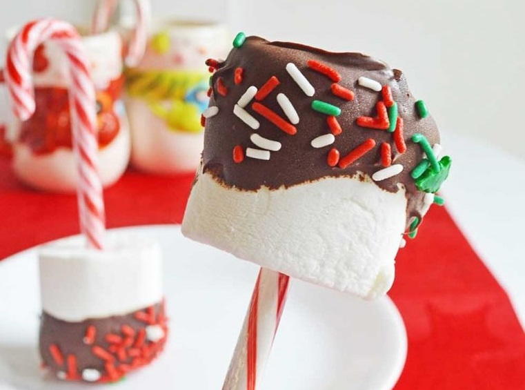 Candy Cane Marshmallow Pops | RecipeLion.com