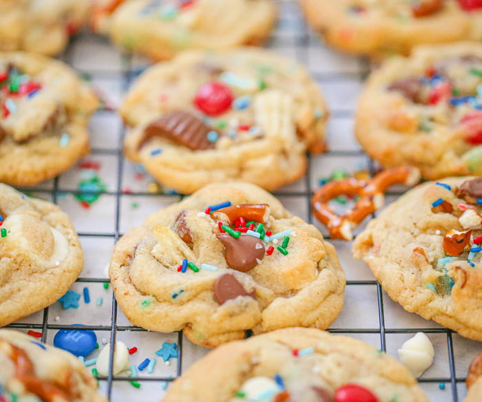 Santa’s Christmas Trash Cookies | RecipeLion.com