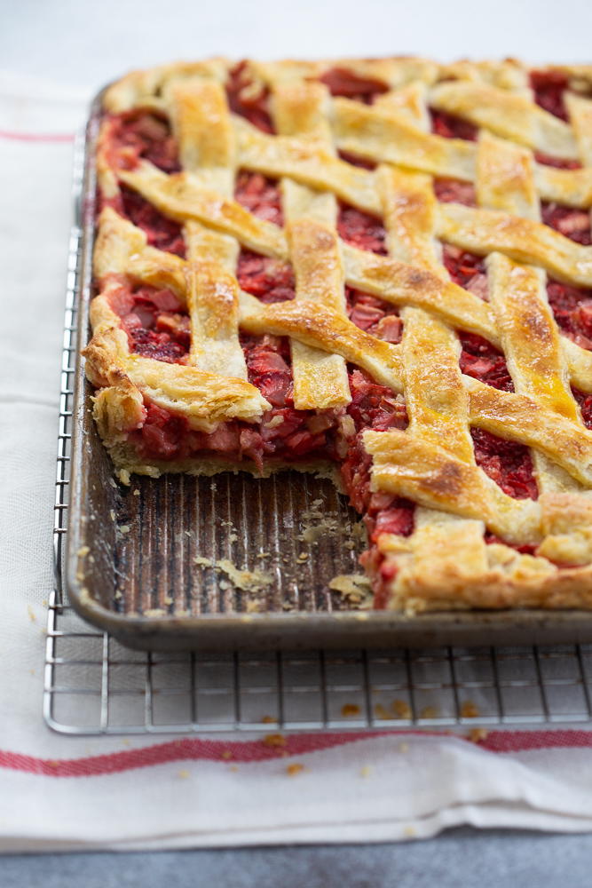 Strawberry Rhubarb Slab Pie | RecipeLion.com