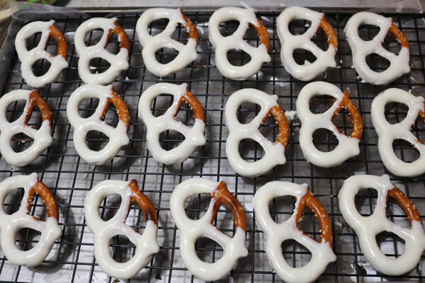 Angel Pretzels Tutorial | AllFreeChristmasCrafts.com