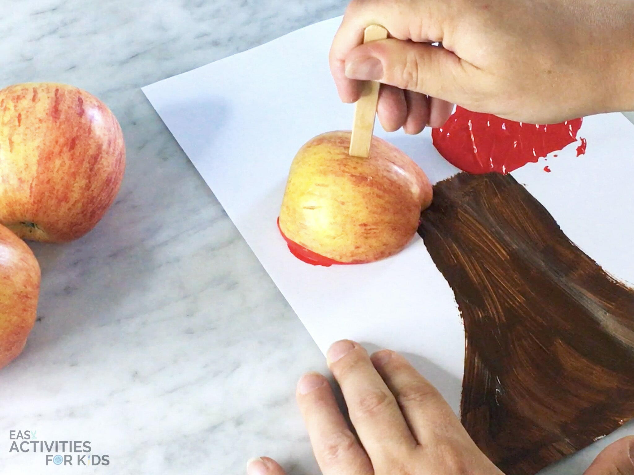 Apple Stamping Craft For Kids | DIYIdeaCenter.com