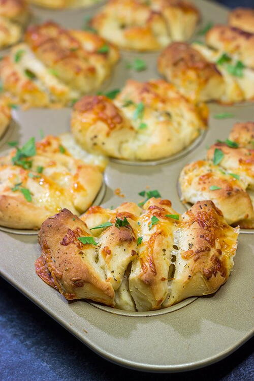 Cheesy Garlic Butterflake Rolls | RecipeLion.com