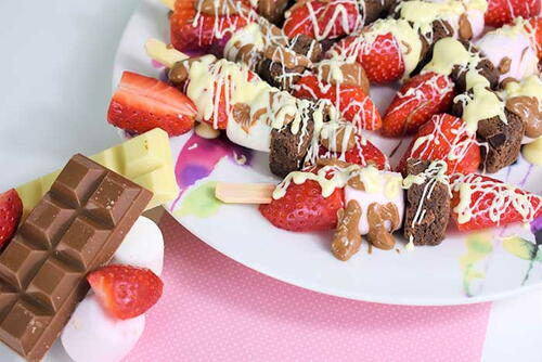 Fruit And Marshmallow Kabobs With Chocolate Drizzle | RecipeLion.com