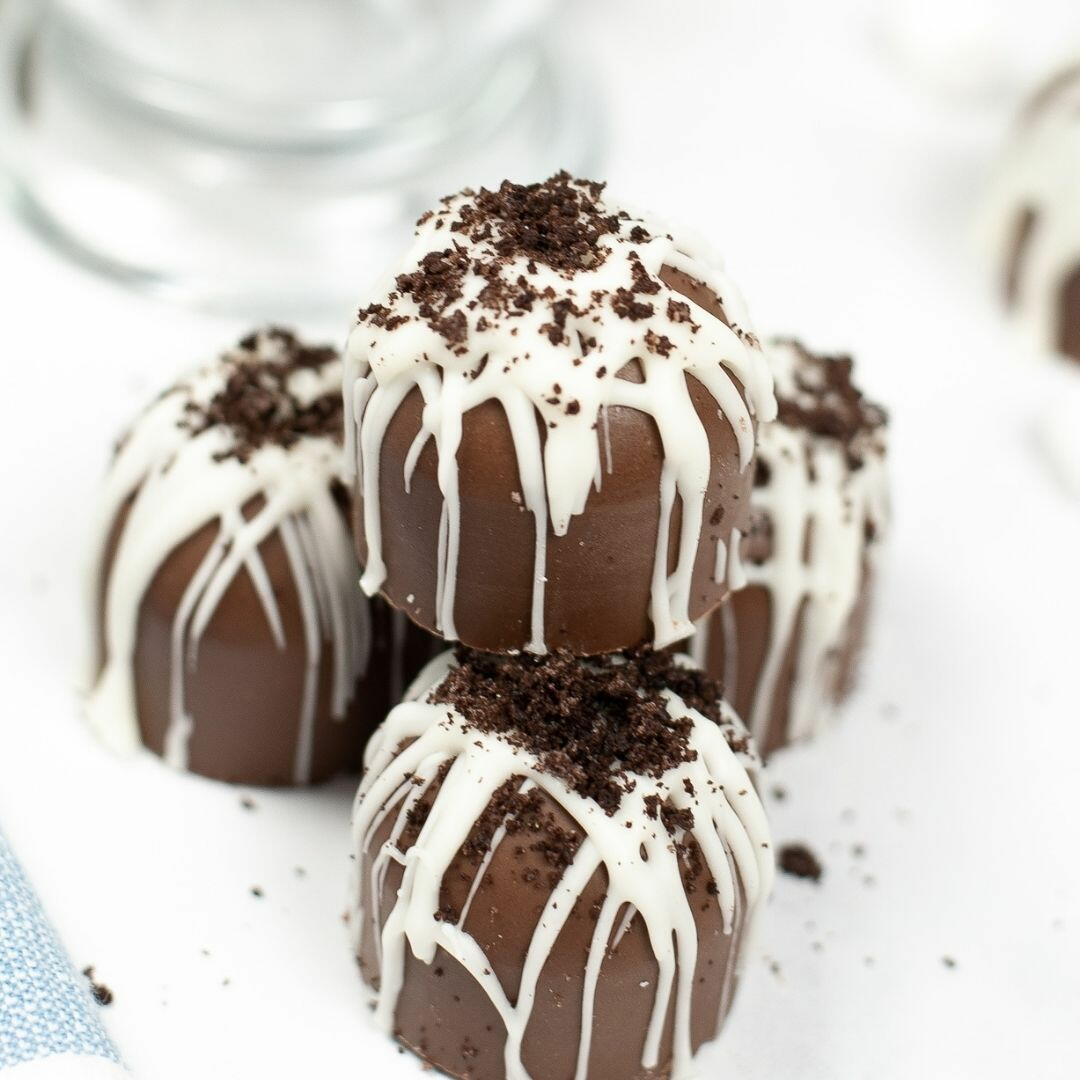 Oreo Hot Chocolate Bombs | RecipeLion.com