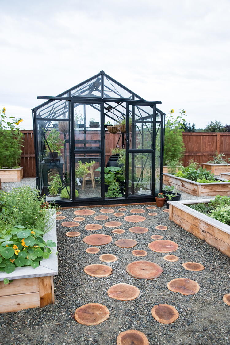 Stylish Wood Round Path Project | DIYIdeaCenter.com