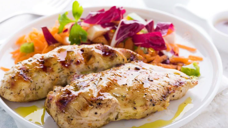 Bistro Chicken With Bermuda Salad | RecipeLion.com