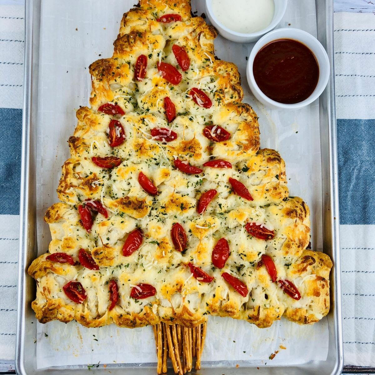 Christmas Tree Pull Apart Bread | RecipeLion.com