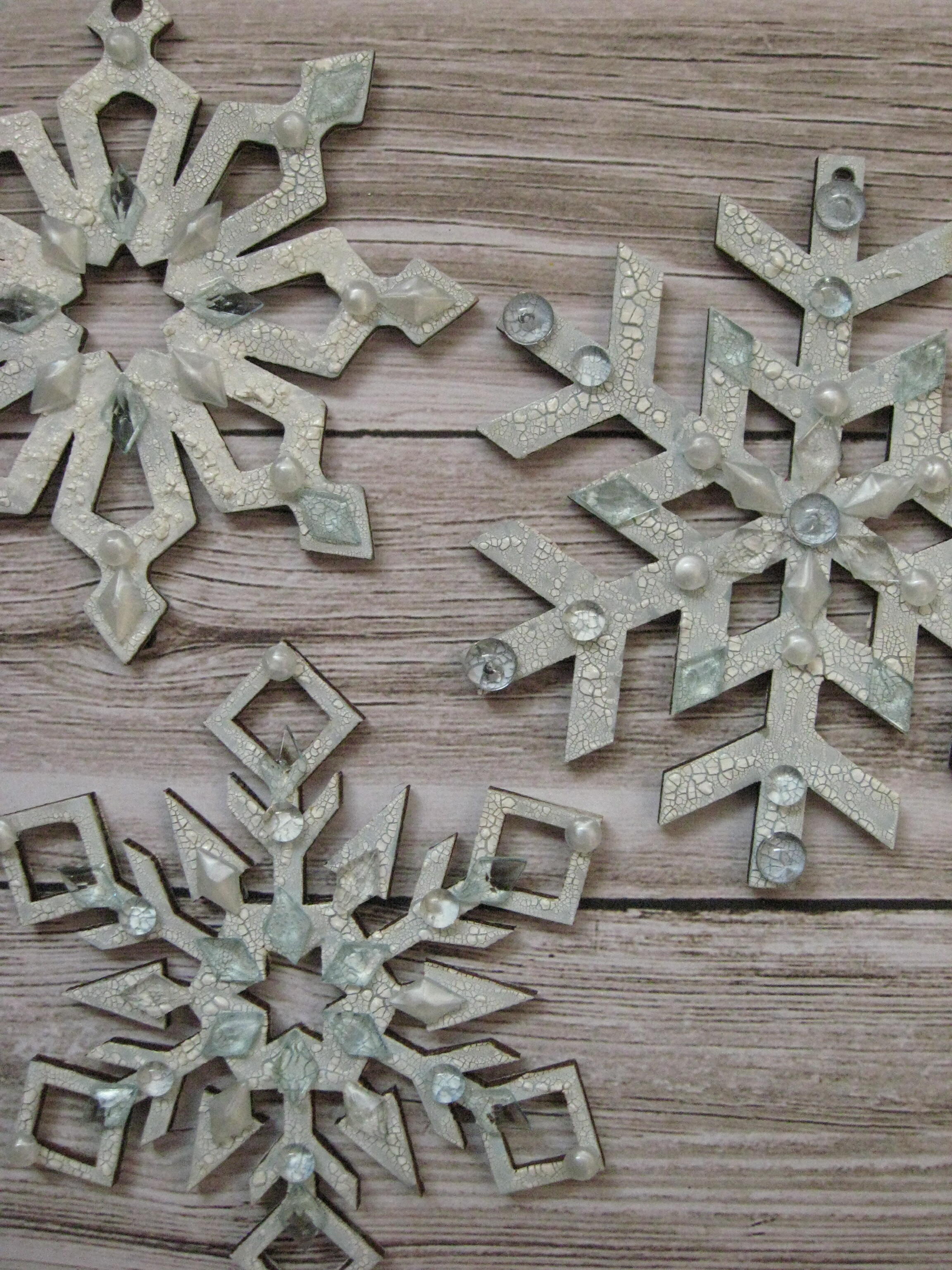 Elegant Snowflakes | AllFreeHolidayCrafts.com