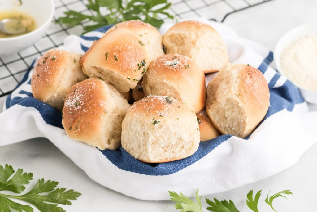 Homemade Garlic Parmesan Rolls | RecipeLion.com