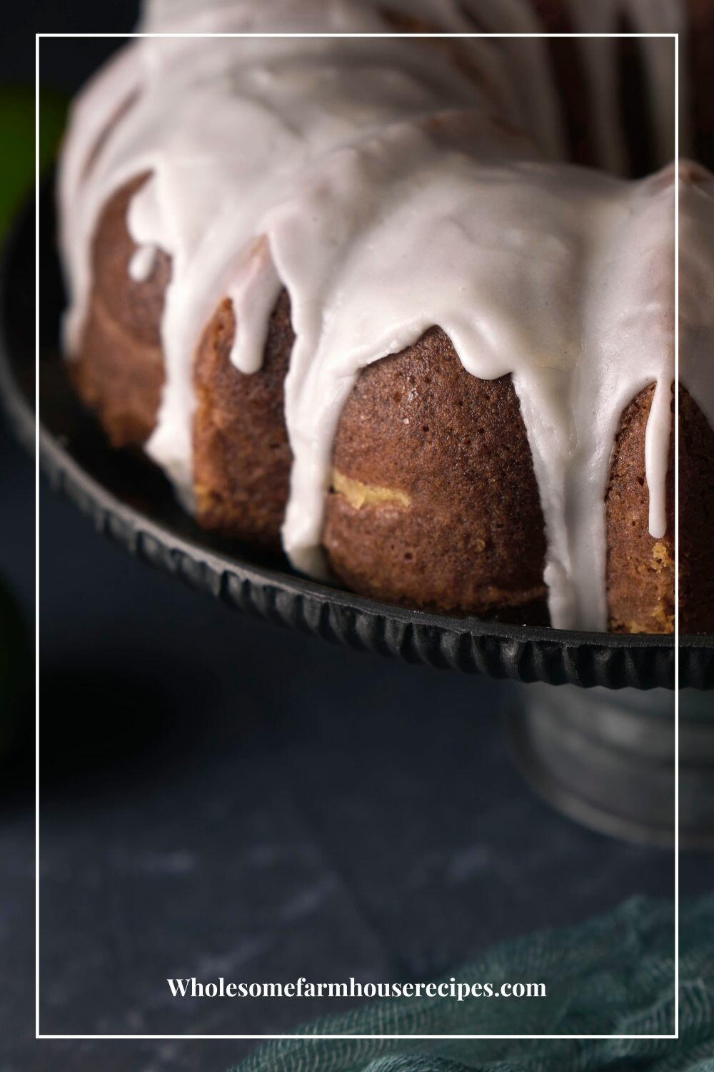 Powdered Sugar Glaze: Basic Cake Icing | RecipeLion.com