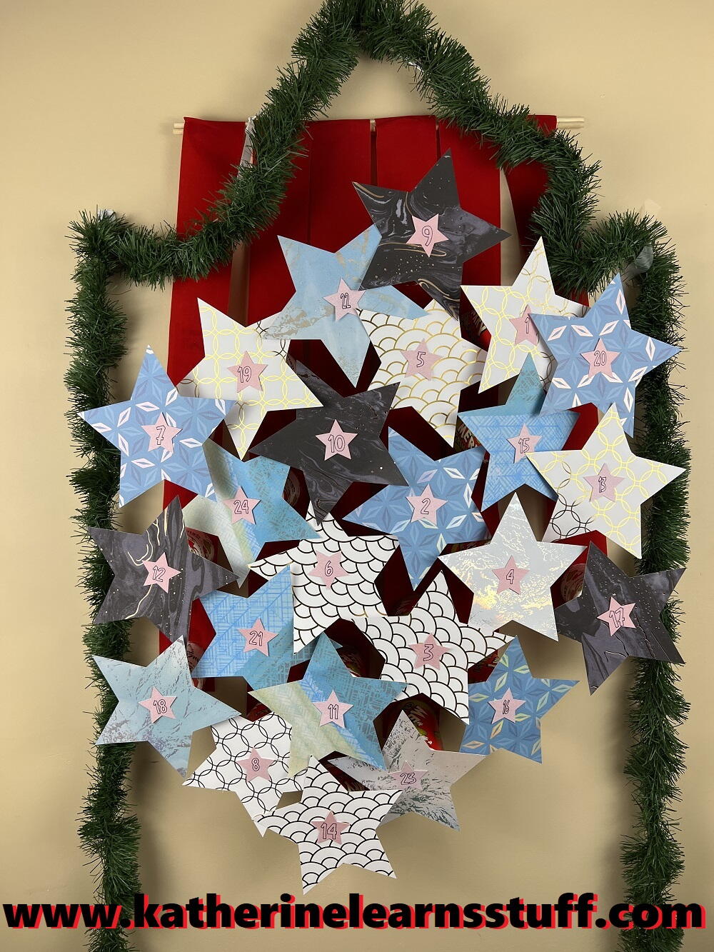 Hanging Star Holiday Countdown Calendar | AllFreeHolidayCrafts.com